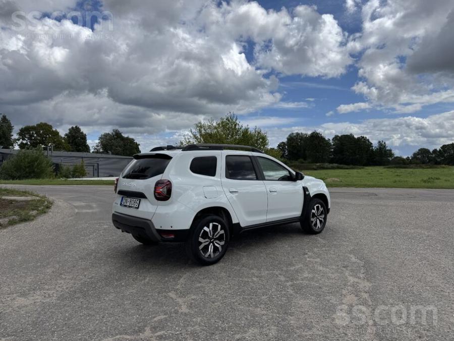 White Dacia Duster 2023 in Cesis, with an engine capacity of 1.30 L and mileage of 0 thousand km for 15900 €, photo 4 on AUTOMOTO.COM.LV