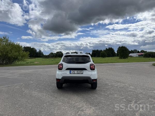 White Dacia Duster 2023 in Cesis, with an engine capacity of 1.30 L and mileage of 0 thousand km for 15900 €, photo 4 on AUTOMOTO.COM.LV