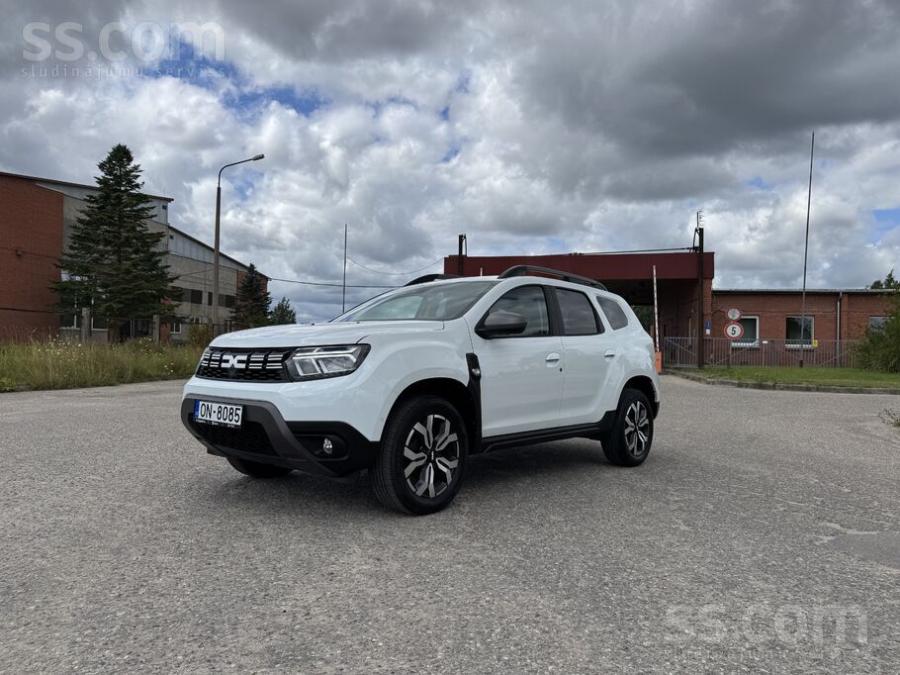 White Dacia Duster 2023 in Cesis, with an engine capacity of 1.30 L and mileage of 0 thousand km for 15900 €, photo 9 on AUTOMOTO.COM.LV