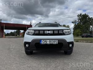 White Dacia Duster 2023 in Cesis, with an engine capacity of 1.30 L and mileage of 0 thousand km for 15900 €, photo 10 on AUTOMOTO.COM.LV