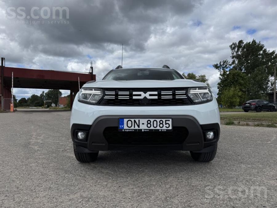 White Dacia Duster 2023 in Cesis, with an engine capacity of 1.30 L and mileage of 0 thousand km for 15900 €, photo 10 on AUTOMOTO.COM.LV