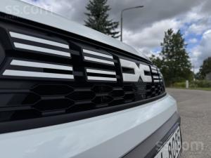 White Dacia Duster 2023 in Cesis, with an engine capacity of 1.30 L and mileage of 0 thousand km for 15900 €, photo 12 on AUTOMOTO.COM.LV