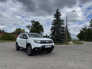White Dacia Duster 2023 in Cesis, with an engine capacity of 1.30 L and mileage of 0 thousand km for 15900 €, photo 14 on AUTOMOTO.COM.LV