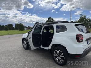 White Dacia Duster 2023 in Cesis, with an engine capacity of 1.30 L and mileage of 0 thousand km for 15900 €, photo 17 on AUTOMOTO.COM.LV