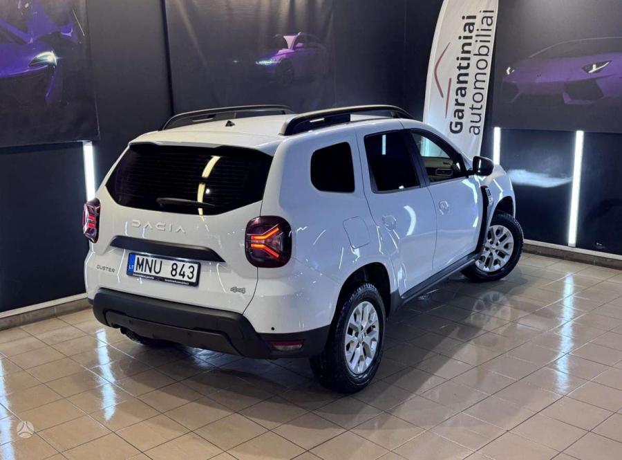 White Dacia Duster 2023 in Vilnius, with an engine capacity of 1.50 L and mileage of 118 thousand km for 14350 €, photo 3 on AUTOMOTO.COM.LV