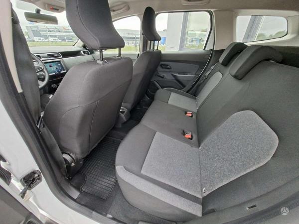 White Dacia Duster 2023 in Vilnius, with an engine capacity of 1.00 L and mileage of 51 thousand km for 11400 €, photo 7 on AUTOMOTO.COM.LV