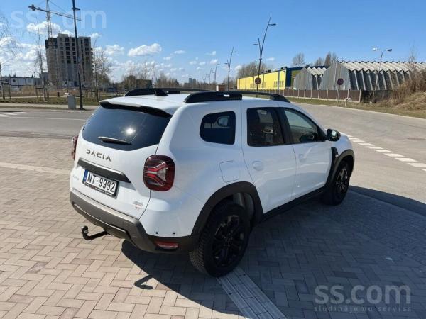 White Dacia Duster 2024 in Riga, with an engine capacity of 1.50 L and mileage of 82 thousand km for 18300 €, photo 4 on AUTOMOTO.COM.LV