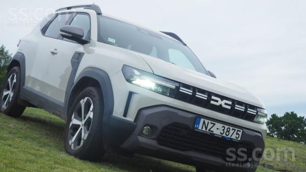 White Dacia Duster 2024 in Liepaja, with an engine capacity of 1.60 L and mileage of 40 thousand km for 21175 €, photo 2 on AUTOMOTO.COM.LV