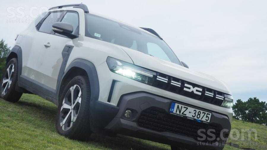 White Dacia Duster 2024 in Liepaja, with an engine capacity of 1.60 L and mileage of 40 thousand km for 21175 €, photo 3 on AUTOMOTO.COM.LV