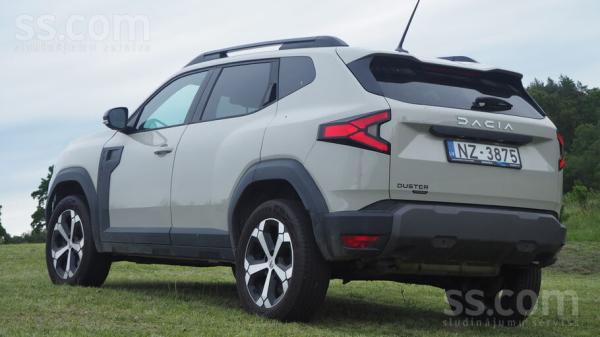 White Dacia Duster 2024 in Liepaja, with an engine capacity of 1.60 L and mileage of 40 thousand km for 21175 €, photo 3 on AUTOMOTO.COM.LV