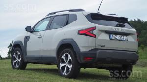 White Dacia Duster 2024 in Liepaja, with an engine capacity of 1.60 L and mileage of 40 thousand km for 21175 €, photo 4 on AUTOMOTO.COM.LV
