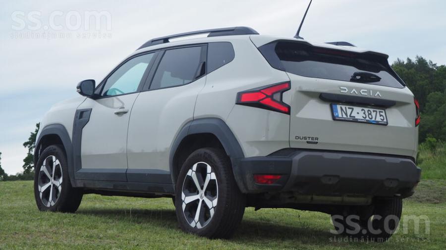 White Dacia Duster 2024 in Liepaja, with an engine capacity of 1.60 L and mileage of 40 thousand km for 21175 €, photo 4 on AUTOMOTO.COM.LV
