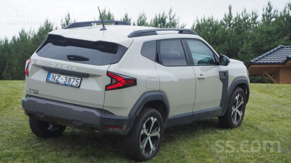 White Dacia Duster 2024 in Liepaja, with an engine capacity of 1.60 L and mileage of 40 thousand km for 21175 €, photo 4 on AUTOMOTO.COM.LV