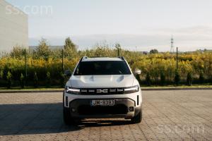 White Dacia Duster 2024 in Riga, with an engine capacity of 1.00 L and mileage of 70 thousand km for 16490 €, photo 4 on AUTOMOTO.COM.LV
