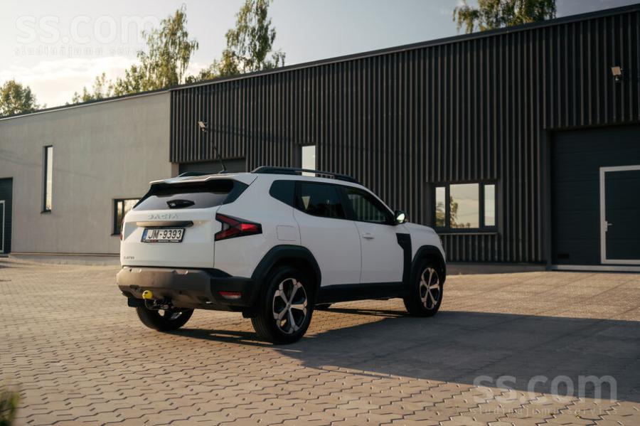 White Dacia Duster 2024 in Riga, with an engine capacity of 1.00 L and mileage of 70 thousand km for 16490 €, photo 5 on AUTOMOTO.COM.LV