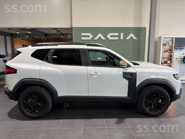 White Dacia Duster 2026 in Liepaja, with an engine capacity of 1.80 L and mileage of 12 thousand km for 26980 €, photo 3 on AUTOMOTO.COM.LV