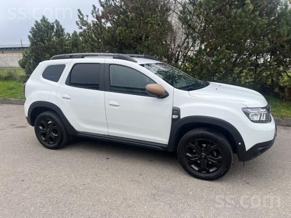 White Dacia Duster 2023 in Riga, with an engine capacity of 1.00 L and mileage of 42 thousand km for 14200 €, photo 1 on AUTOMOTO.COM.LV