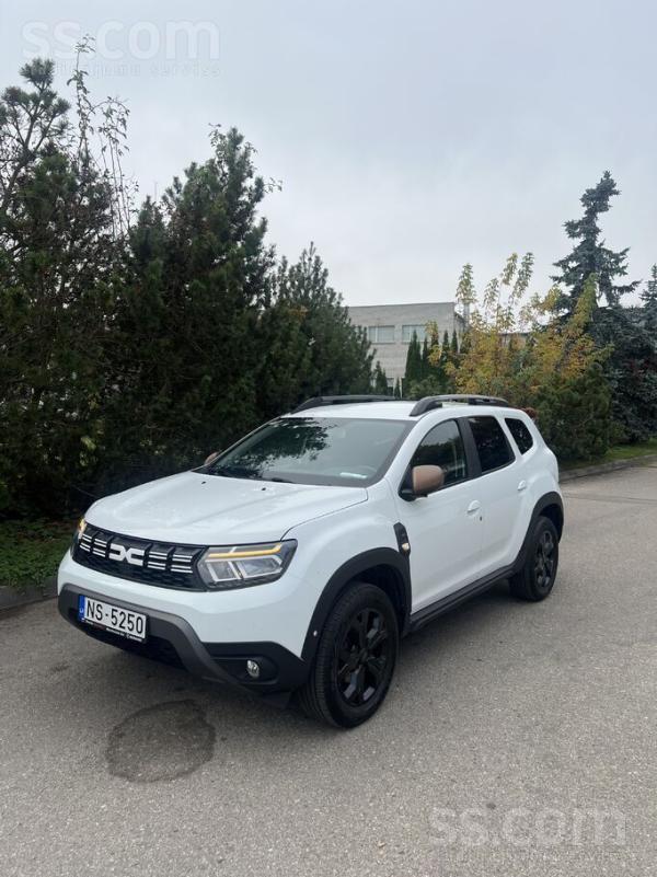 White Dacia Duster 2023 in Riga, with an engine capacity of 1.00 L and mileage of 42 thousand km for 14200 €, photo 3 on AUTOMOTO.COM.LV