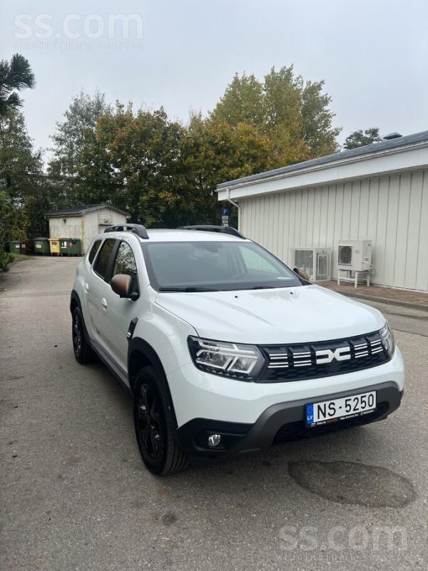 White Dacia Duster 2023 in Riga, with an engine capacity of 1.00 L and mileage of 42 thousand km for 14200 €, photo 4 on AUTOMOTO.COM.LV