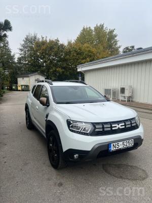 White Dacia Duster 2023 in Riga, with an engine capacity of 1.00 L and mileage of 42 thousand km for 14200 €, photo 4 on AUTOMOTO.COM.LV