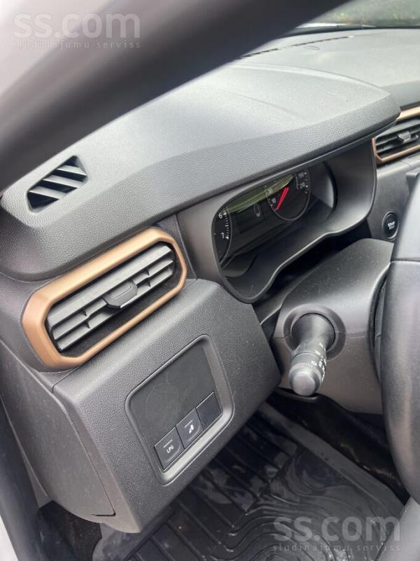 White Dacia Duster 2023 in Riga, with an engine capacity of 1.00 L and mileage of 42 thousand km for 14200 €, photo 9 on AUTOMOTO.COM.LV