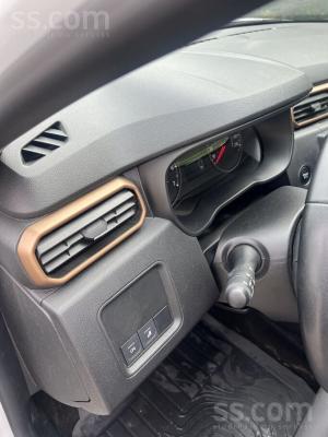 White Dacia Duster 2023 in Riga, with an engine capacity of 1.00 L and mileage of 42 thousand km for 14200 €, photo 9 on AUTOMOTO.COM.LV