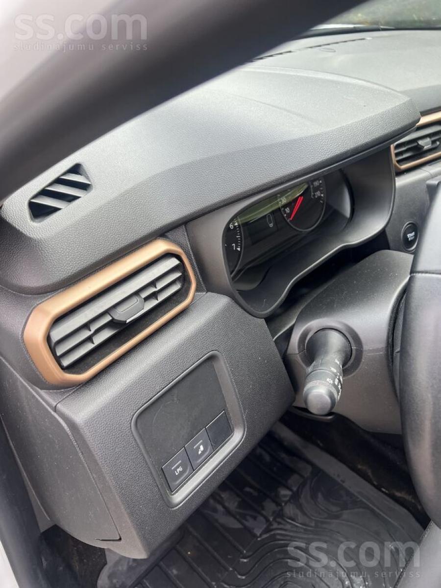 White Dacia Duster 2023 in Riga, with an engine capacity of 1.00 L and mileage of 42 thousand km for 14200 €, photo 9 on AUTOMOTO.COM.LV