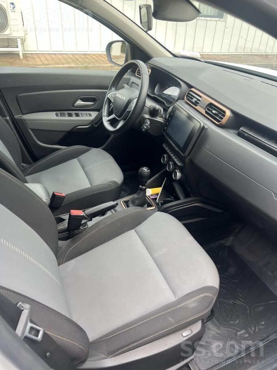 White Dacia Duster 2023 in Riga, with an engine capacity of 1.00 L and mileage of 42 thousand km for 14200 €, photo 16 on AUTOMOTO.COM.LV