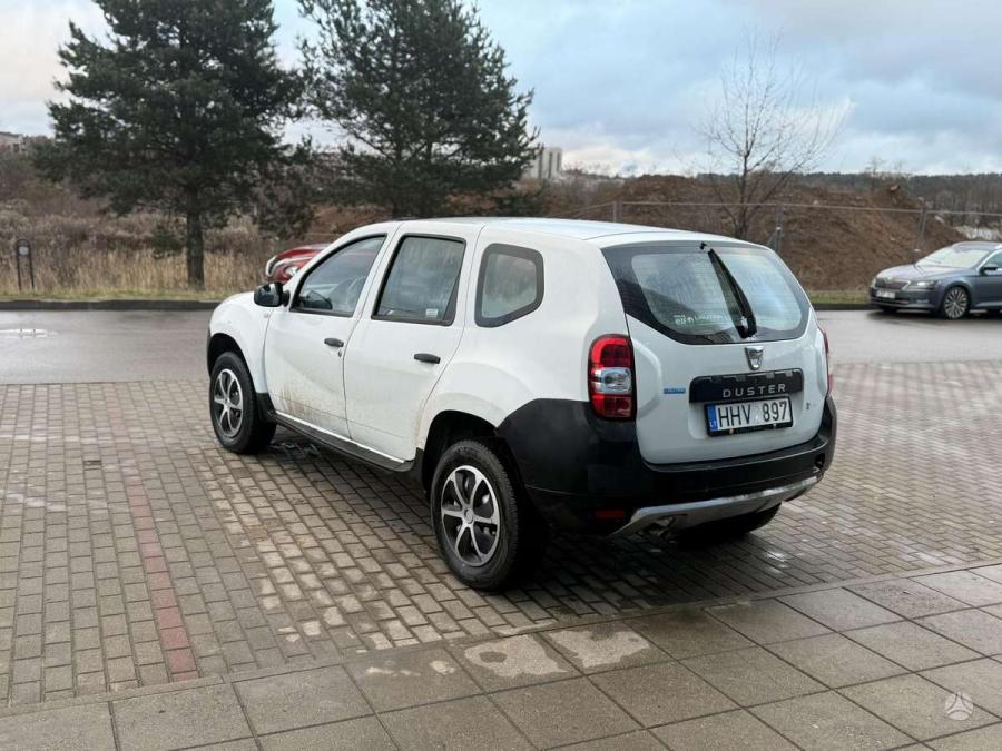 White Dacia Duster 2014 in Vilnius, with an engine capacity of 1.60 L and mileage of 250 thousand km for 1750 €, photo 3 on AUTOMOTO.COM.LV