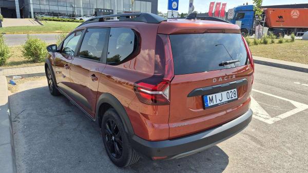 Brown Dacia Jogger 2022 in Vilnius, with an engine capacity of 1.00 L and mileage of 102 thousand km for 12999 €, photo 6 on AUTOMOTO.COM.LV