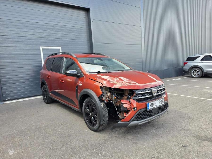 Brown Dacia Jogger 2023 in Kaunas, with an engine capacity of 1.00 L and mileage of 130 thousand km for 5800 €, photo 1 on AUTOMOTO.COM.LV