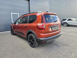 Brown Dacia Jogger 2023 in Kaunas, with an engine capacity of 1.00 L and mileage of 130 thousand km for 5800 €, photo 3 on AUTOMOTO.COM.LV