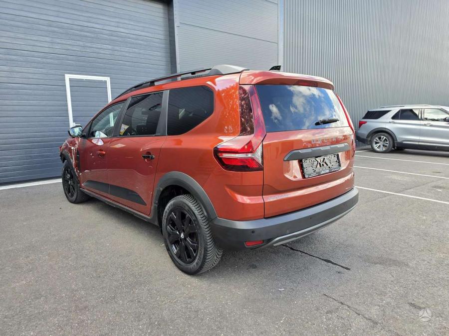 Brown Dacia Jogger 2023 in Kaunas, with an engine capacity of 1.00 L and mileage of 130 thousand km for 5800 €, photo 3 on AUTOMOTO.COM.LV