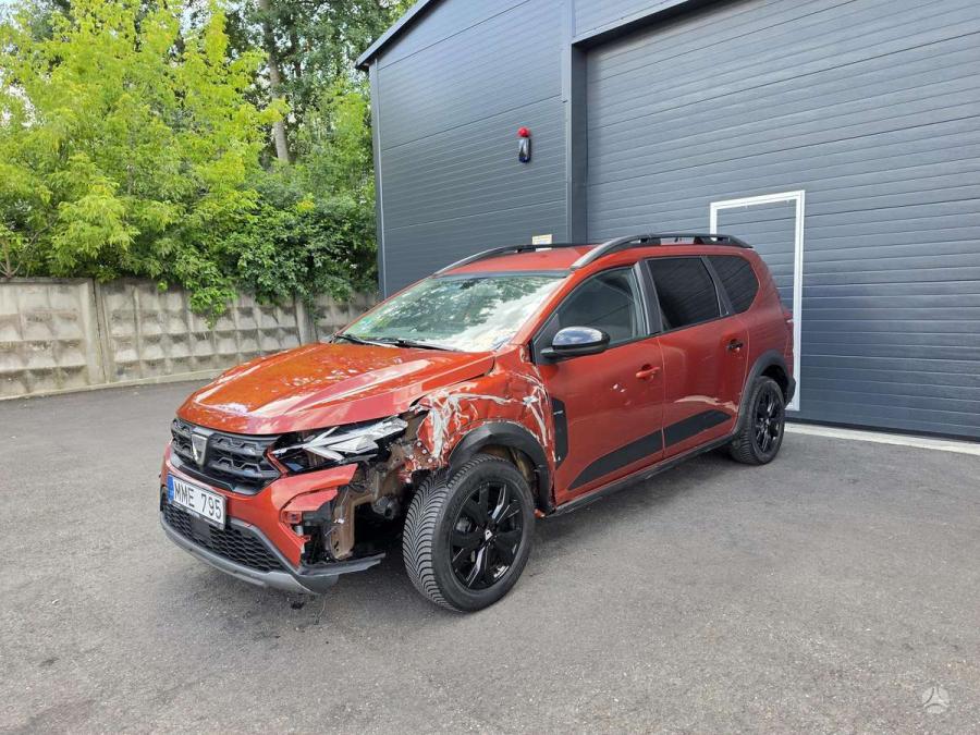 Brown Dacia Jogger 2023 in Kaunas, with an engine capacity of 1.00 L and mileage of 130 thousand km for 5800 €, photo 4 on AUTOMOTO.COM.LV