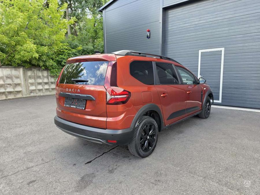 Brown Dacia Jogger 2023 in Kaunas, with an engine capacity of 1.00 L and mileage of 130 thousand km for 5800 €, photo 5 on AUTOMOTO.COM.LV