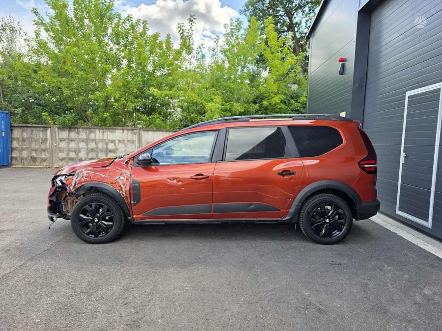 Brown Dacia Jogger 2023 in Kaunas, with an engine capacity of 1.00 L and mileage of 130 thousand km for 5800 €, photo 6 on AUTOMOTO.COM.LV