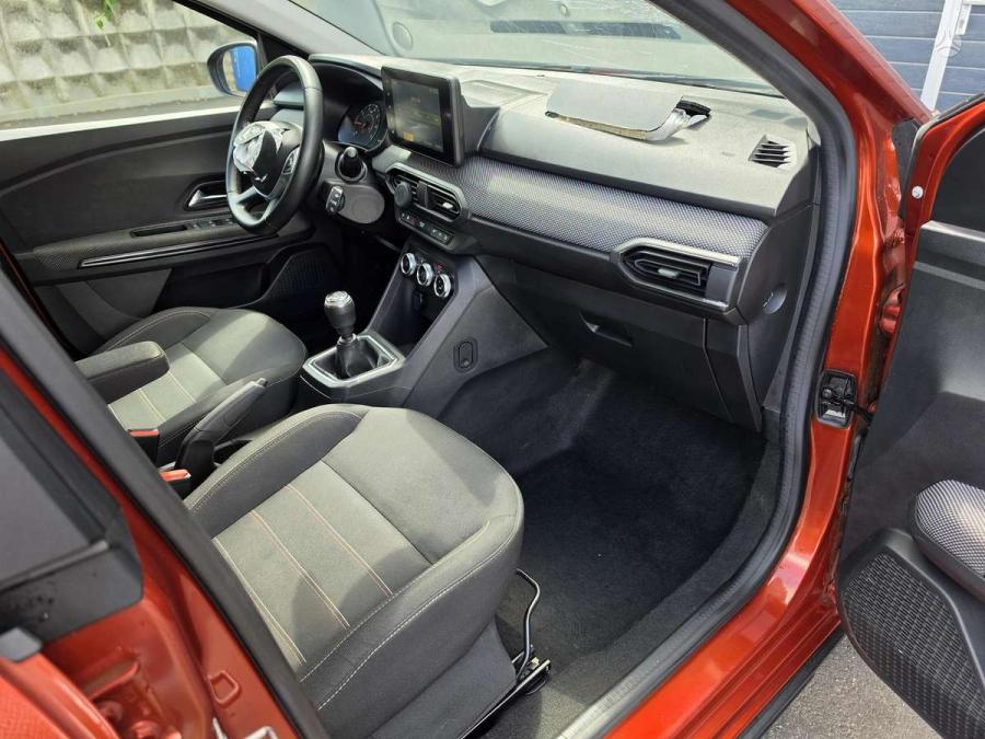 Brown Dacia Jogger 2023 in Kaunas, with an engine capacity of 1.00 L and mileage of 130 thousand km for 5800 €, photo 28 on AUTOMOTO.COM.LV