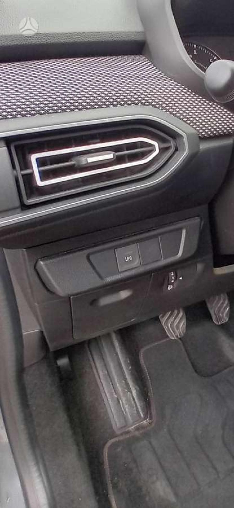 Pelēks Dacia Jogger 2023 Viļņa, ar dzinēja tilpumu 1.00 L un nobraukumu 119 tūkst. km par 10800 €, foto 14 vietnē AUTOMOTO.COM.LV
