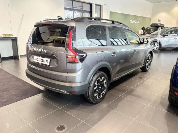 Pelēks Dacia Jogger 2026 Viļņa, ar dzinēja tilpumu 1.79 L un nobraukumu 1 tūkst. km par 26640 €, foto 2 vietnē AUTOMOTO.COM.LV