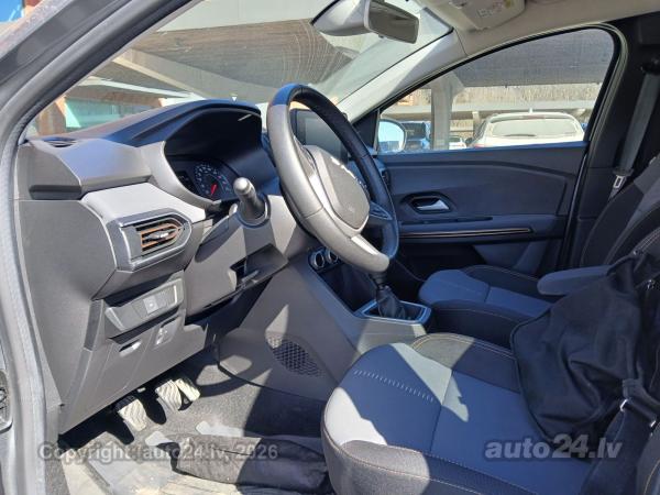 Grey Dacia Jogger 2024 in Tallinn, with an engine capacity of 1.00 L and mileage of 70 thousand km for 14990 €, photo 6 on AUTOMOTO.COM.LV