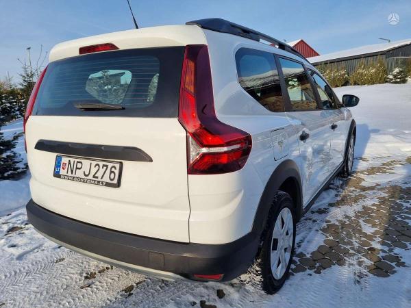 White Dacia Jogger 2022 in Alytus, with an engine capacity of 1.00 L and mileage of 35 thousand km for 10500 €, photo 6 on AUTOMOTO.COM.LV