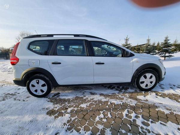 White Dacia Jogger 2022 in Alytus, with an engine capacity of 1.00 L and mileage of 35 thousand km for 10500 €, photo 8 on AUTOMOTO.COM.LV