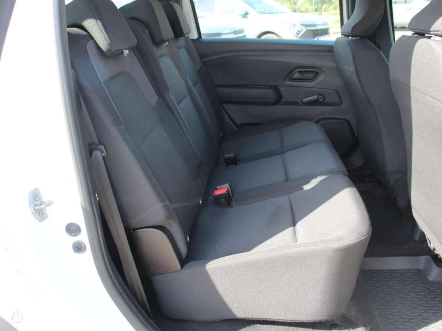 White Dacia Jogger 2023 in Vilnius, with an engine capacity of 1.00 L and mileage of 90 thousand km for 11500 €, photo 14 on AUTOMOTO.COM.LV