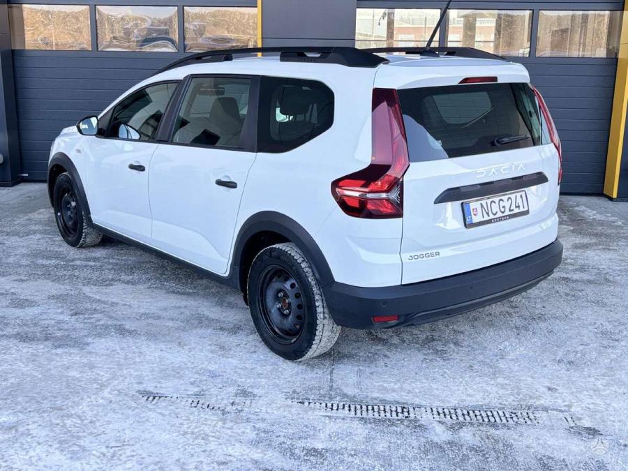 White Dacia Jogger 2024 in Vilnius, with an engine capacity of 1.00 L and mileage of 55 thousand km for 14800 €, photo 2 on AUTOMOTO.COM.LV