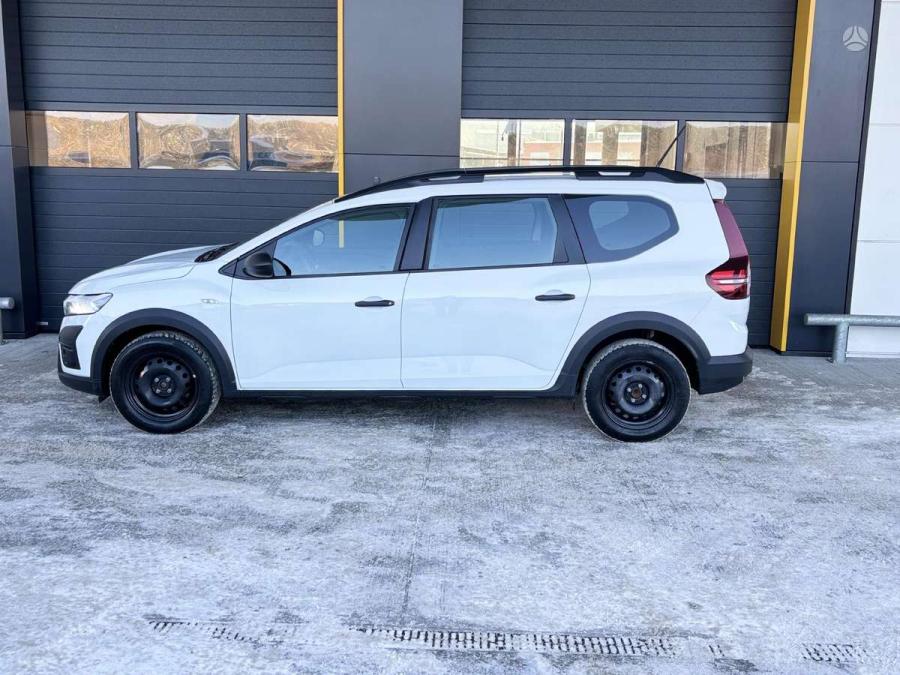 White Dacia Jogger 2024 in Vilnius, with an engine capacity of 1.00 L and mileage of 55 thousand km for 14800 €, photo 3 on AUTOMOTO.COM.LV
