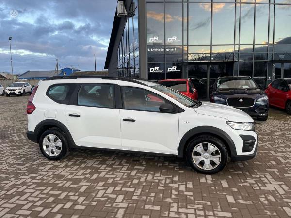 White Dacia Jogger 2022 in Taurage, with an engine capacity of 1.00 L and mileage of 218 thousand km for 7900 €, photo 2 on AUTOMOTO.COM.LV