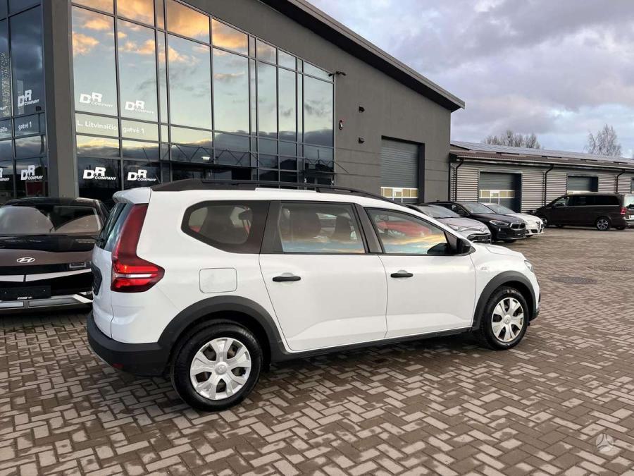 White Dacia Jogger 2022 in Taurage, with an engine capacity of 1.00 L and mileage of 218 thousand km for 7900 €, photo 3 on AUTOMOTO.COM.LV