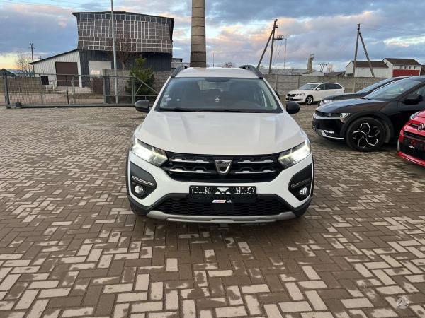 White Dacia Jogger 2022 in Taurage, with an engine capacity of 1.00 L and mileage of 218 thousand km for 7900 €, photo 4 on AUTOMOTO.COM.LV