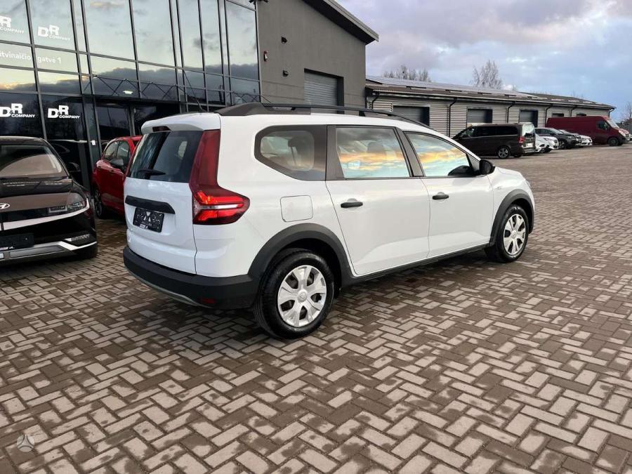 White Dacia Jogger 2022 in Taurage, with an engine capacity of 1.00 L and mileage of 218 thousand km for 7900 €, photo 7 on AUTOMOTO.COM.LV