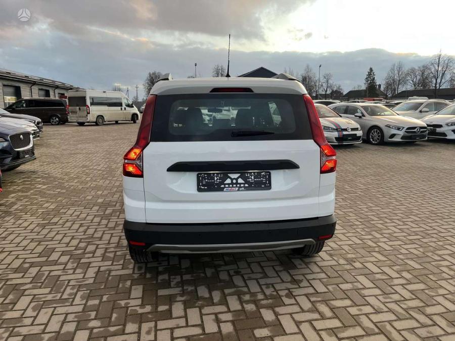 White Dacia Jogger 2022 in Taurage, with an engine capacity of 1.00 L and mileage of 218 thousand km for 7900 €, photo 9 on AUTOMOTO.COM.LV